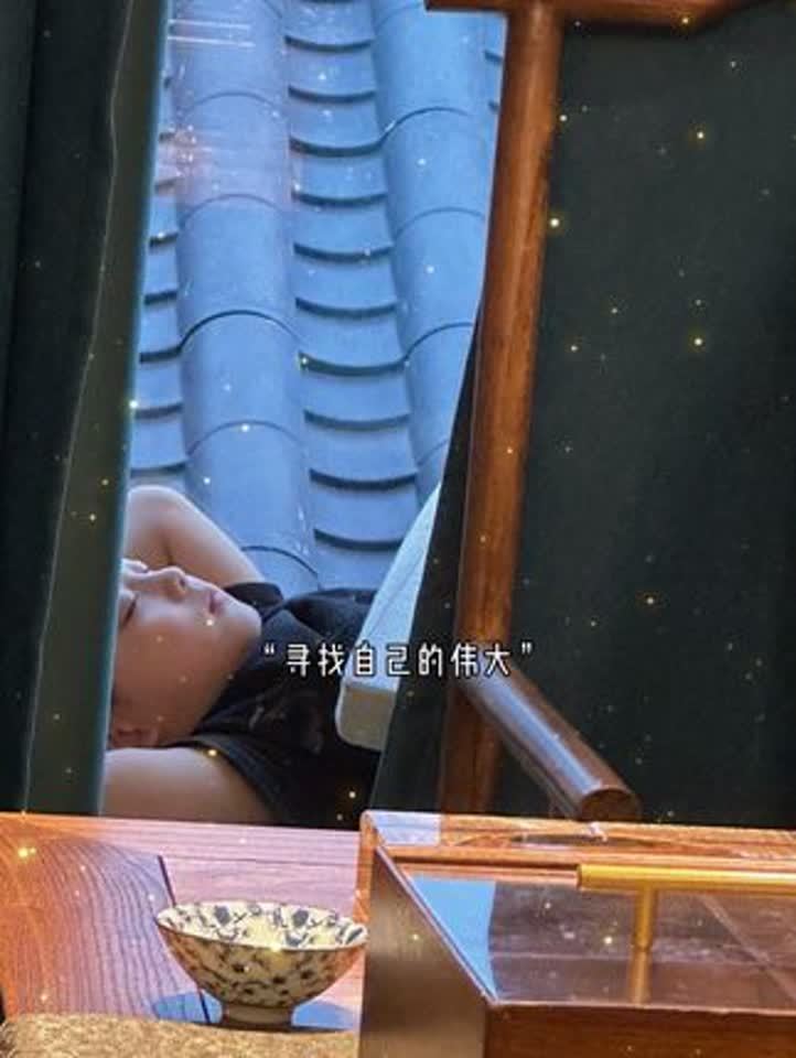 ...他听到小姨和小狗在客厅玩 就抬头望着关闭的书房门一直看着……听...