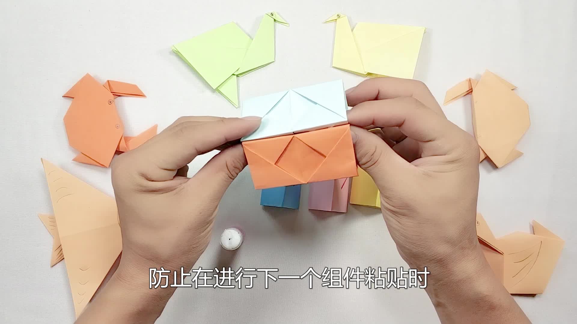 用纸做的六边形笔筒见过吗,既漂亮又实用,几分钟就学会