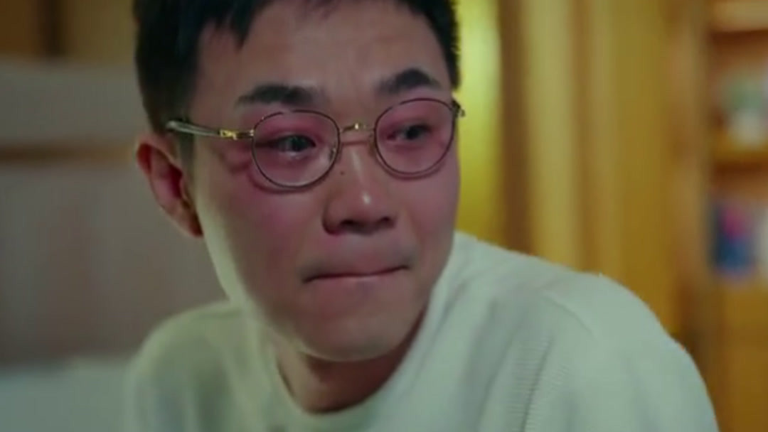 《假日暖洋洋》斌斌看着结婚照 哭得十分伤心