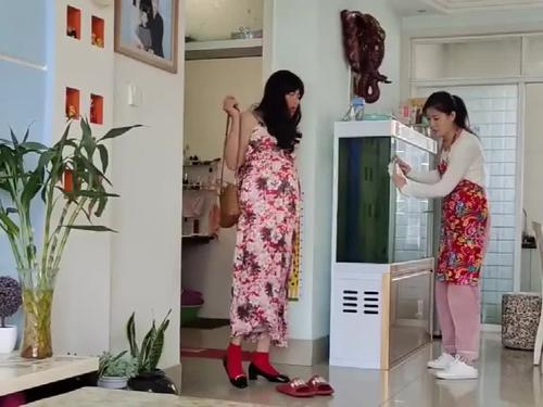 老公竟然模仿我怀孕时回家的样子,我怀孕时是这样吗?你笑死我了