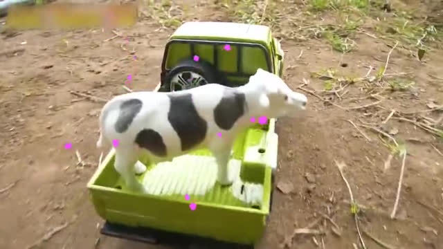 可爱的小车来到了农场,撞到了一片牛羊模型,真有趣!