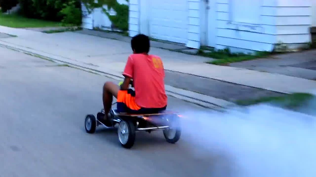 小哥发明电动“卡丁车”,续航150公里,制作一台不到300元