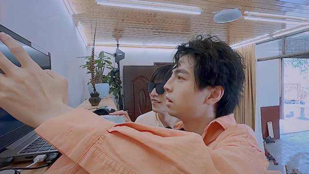蒲熠星刚发现电脑,转眼文韬就进门,同框画面莫名齁甜丨名侦学院