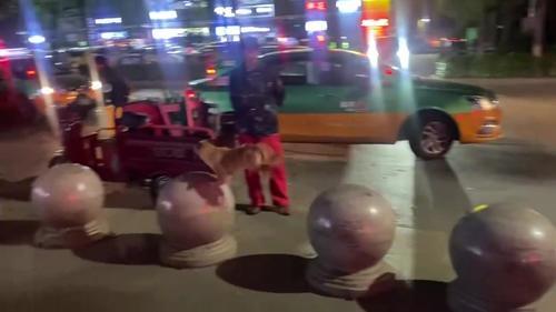 再发一条原声版,红裤子叔叔是小狗狗主人,也经常在钢管厂那边玩,跳...