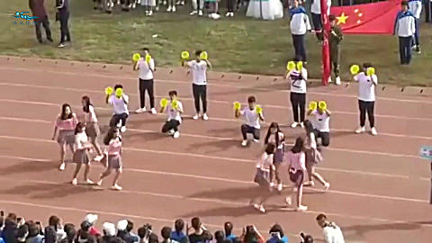 学校运动会,女生上场跳舞,这个动作真大胆!