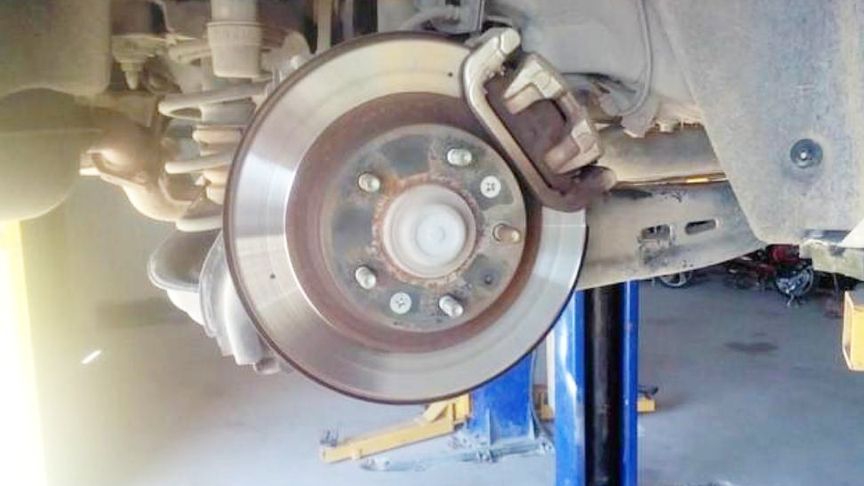 汽车刹车片什么时候要换,学了这个方法,很快就能看出来