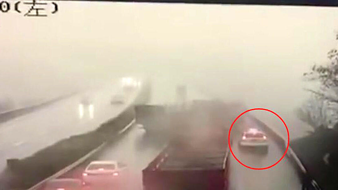 货车高速上逆行掉头导致多车追撞!警车路过险遭第二次撞击