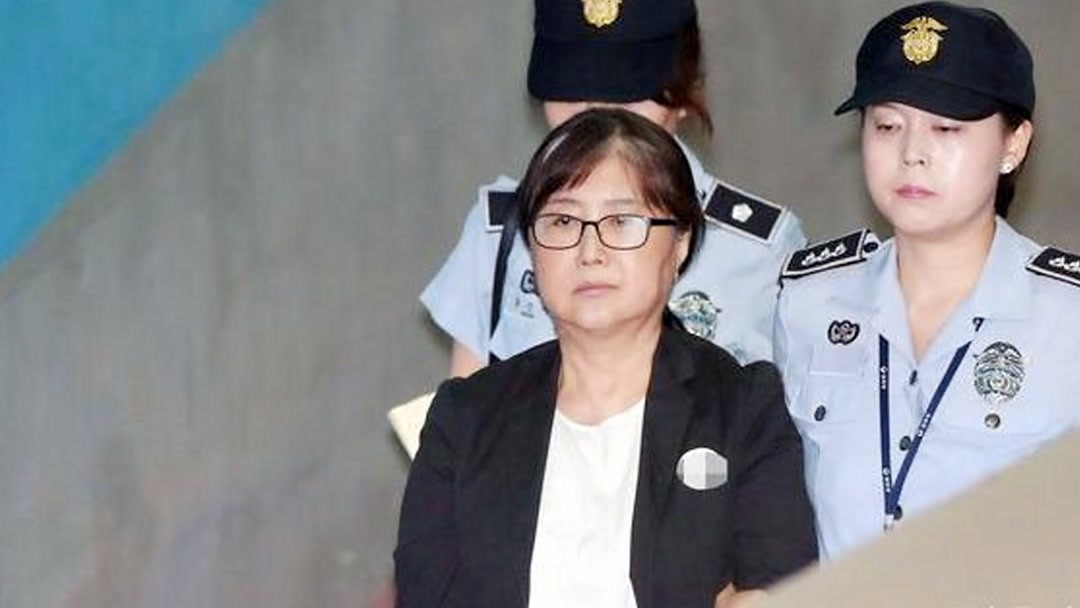 崔顺实出席亲信干政案重审 否认幕后掌权:叫朴槿惠出庭作证!