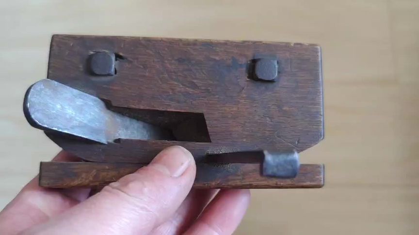 一只造型奇特的木工刨子