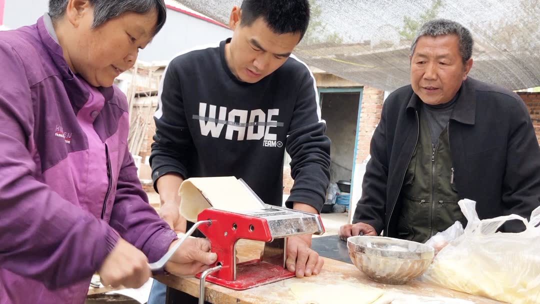 30多买了个压面机,老妈第一次用机子压面,老爸吃后说有劲儿