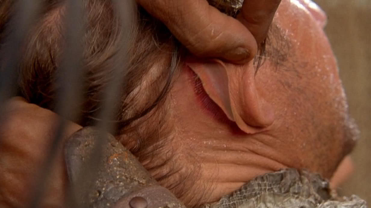 世界末日后,人们在水上艰难生存了500年,男子长出能呼吸的鳃