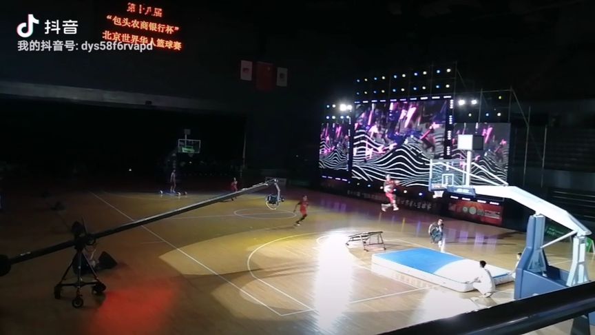 篮球赛闭幕式上,花式篮球三人组扣球表演,精彩无比,大开眼界!