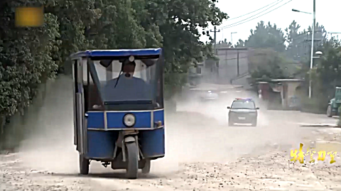 特警开路虎追一辆三轮车,马力全开竟没追上,却让一块石头干翻!