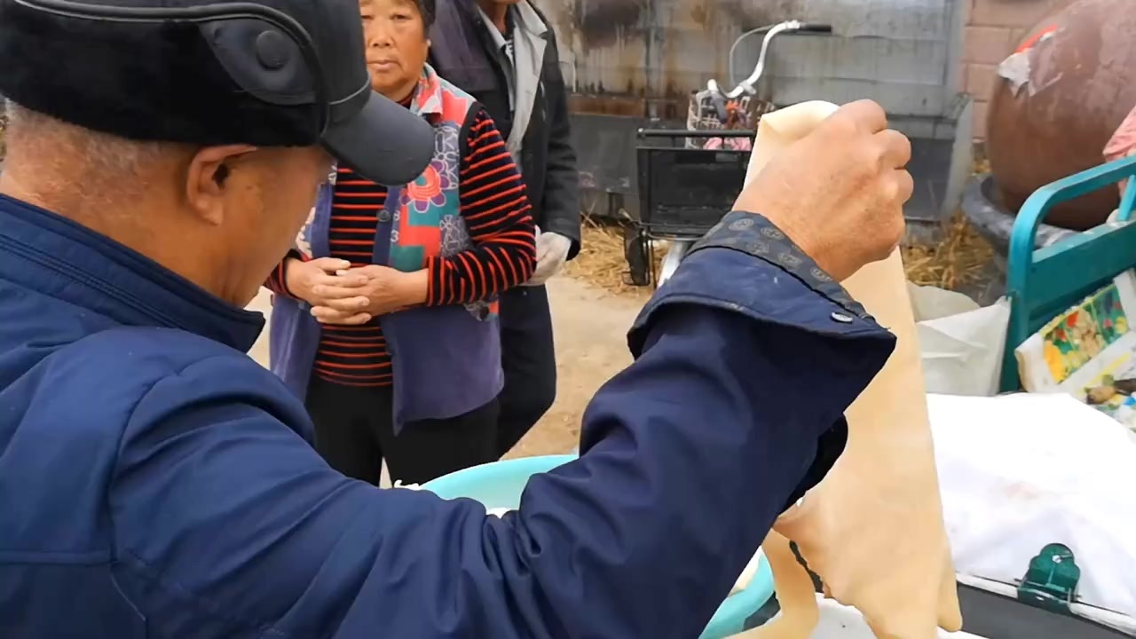 做猪皮冻时,最忌焯水后就直接煮,多加1步,猪皮晶莹剔透还不腥