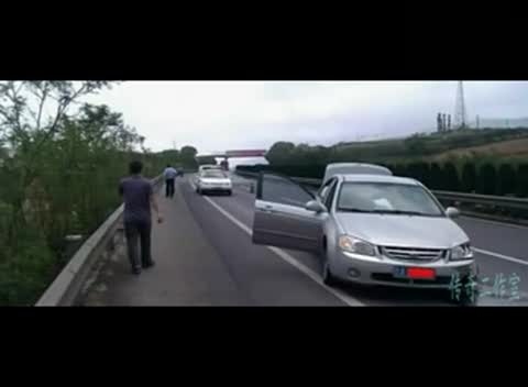 高速公路野蛮别车 驾驶人疑是副局长【传奇工作室】