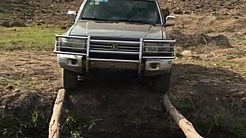 架起两根木棍就敢当桥,司机胆子真大,虽败犹荣!