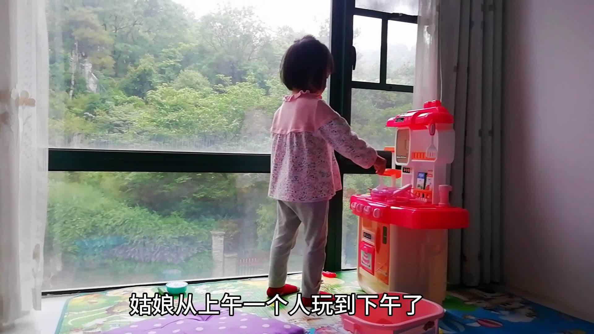 网购一套厨房用具,姑娘乐此不疲从早玩到晚,从此爱上了烧火做饭