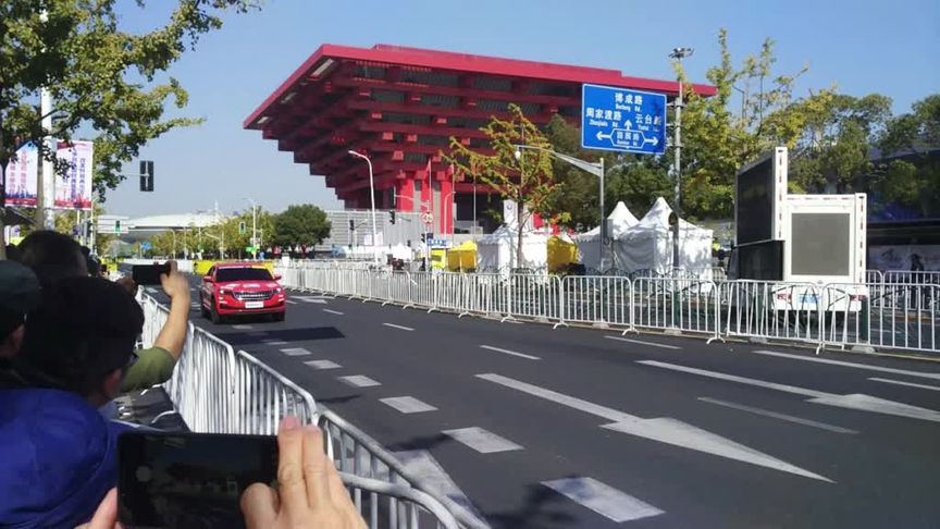 在曾举办2010年上海世界博览会的世博园,竟遇到自行车方程式比赛