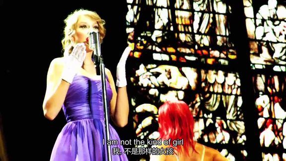 Taylor.Swift演唱会唱歌的时候突然跑到台下在场歌迷沸腾了。中字