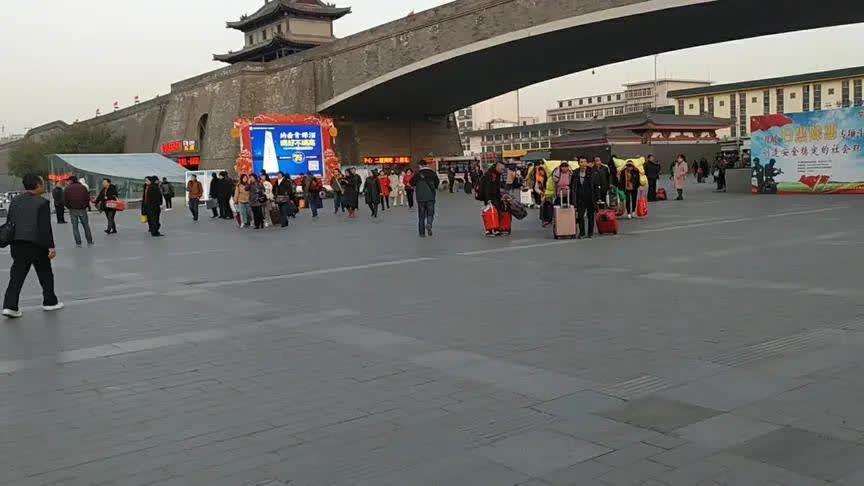 春运将至,早上7:40西安火车站出站乘客络绎不绝