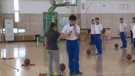 九年级体育《行进间单手肩上投篮》教学视频,天津市,2014学年部级...
