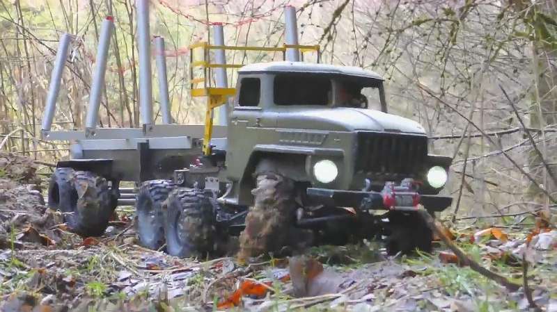 RC汽车模型展示,拖挂车卡在河道,兄弟车辆前去救援