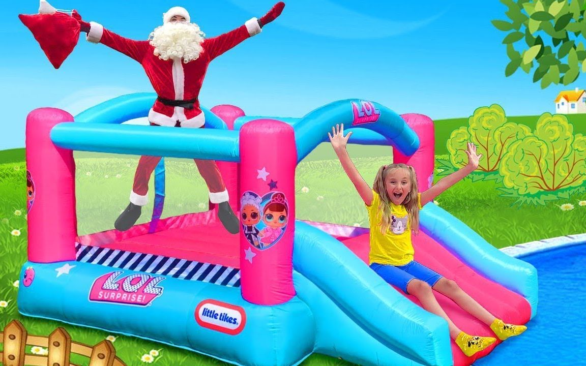 Sasha and Santa play with Inflatable Water Slides & Toys in Summer【...