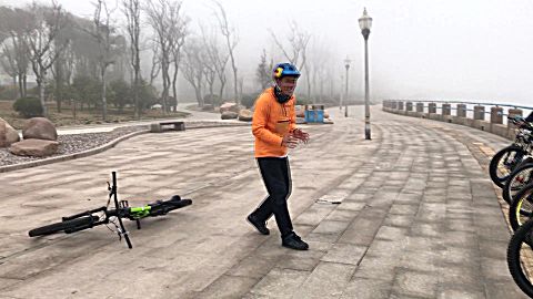 自行车教学 《坤哥教你骑》山地车常用技巧“后轮骑” 最简单的炫酷...