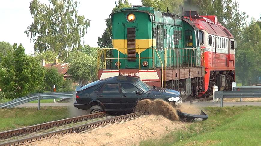 警示交通安全,测试火车与汽车相撞,网友:信号灯太重要啦!