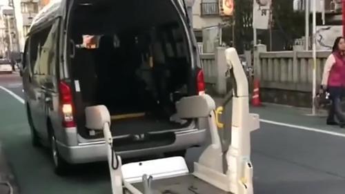 这个设计真的很不错,残疾人的专用车,出入非常方便