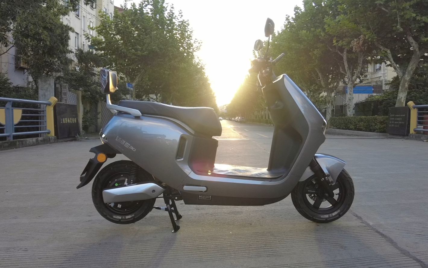 绿源液冷电动车S30静态评测,强悍的硬件配置,持久续航保用6年。