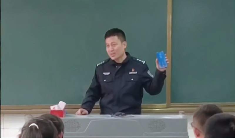 现场教学案例!民警校园反诈宣传时接到骗子电话