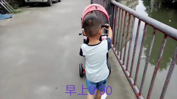 小帅哥帮忙宝妈推推车去哪里呢?后来小美女妹妹又怎么不愿意回来