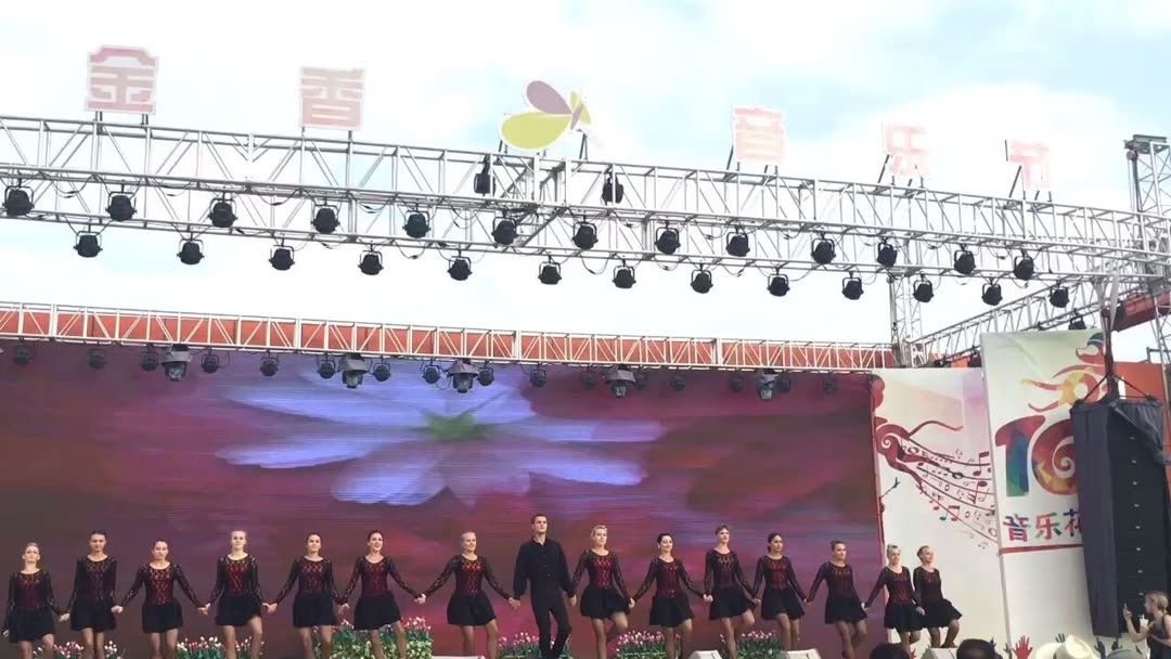 荷兰小伙和荷兰姑娘的精彩表演