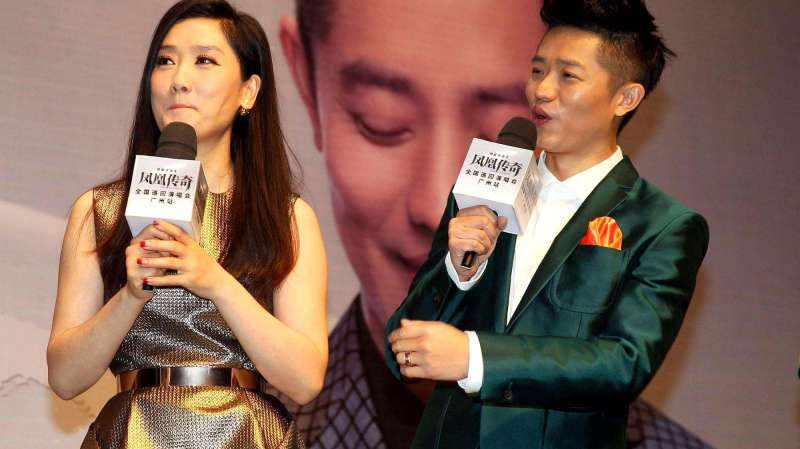 凤凰传奇闹不和?曾毅热情互动,玲花却冷漠