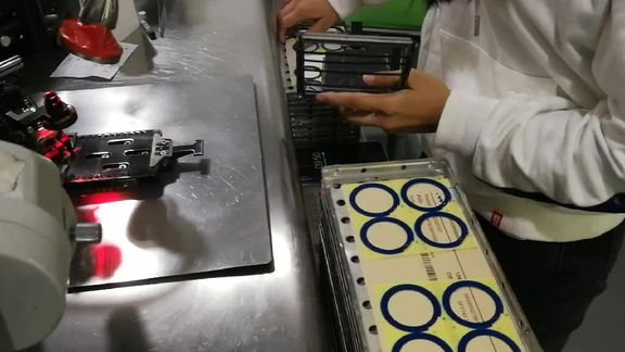 RFID打印色带耗材标签,生产中