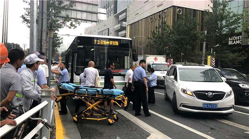 上海一公交车撞路人致2死1伤,司机自述系刹车故障导致