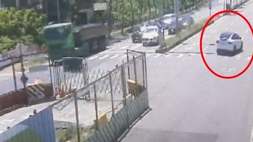 林志颖撞车画面曝光:11秒后突然偏离车道,撞断指示杆