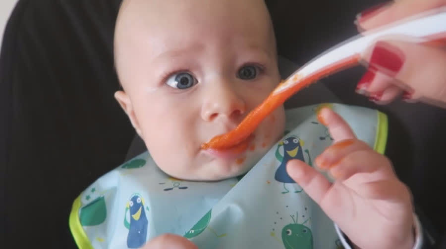 婴儿发育需求多,专家告诉你辅食添加时间怎么定,看完后别出错啦