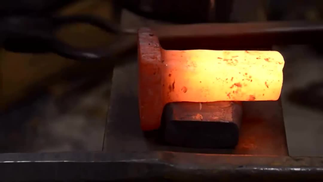 一般人不要的废角铁,民间高手将它打磨重铸,完工后产品有大用处