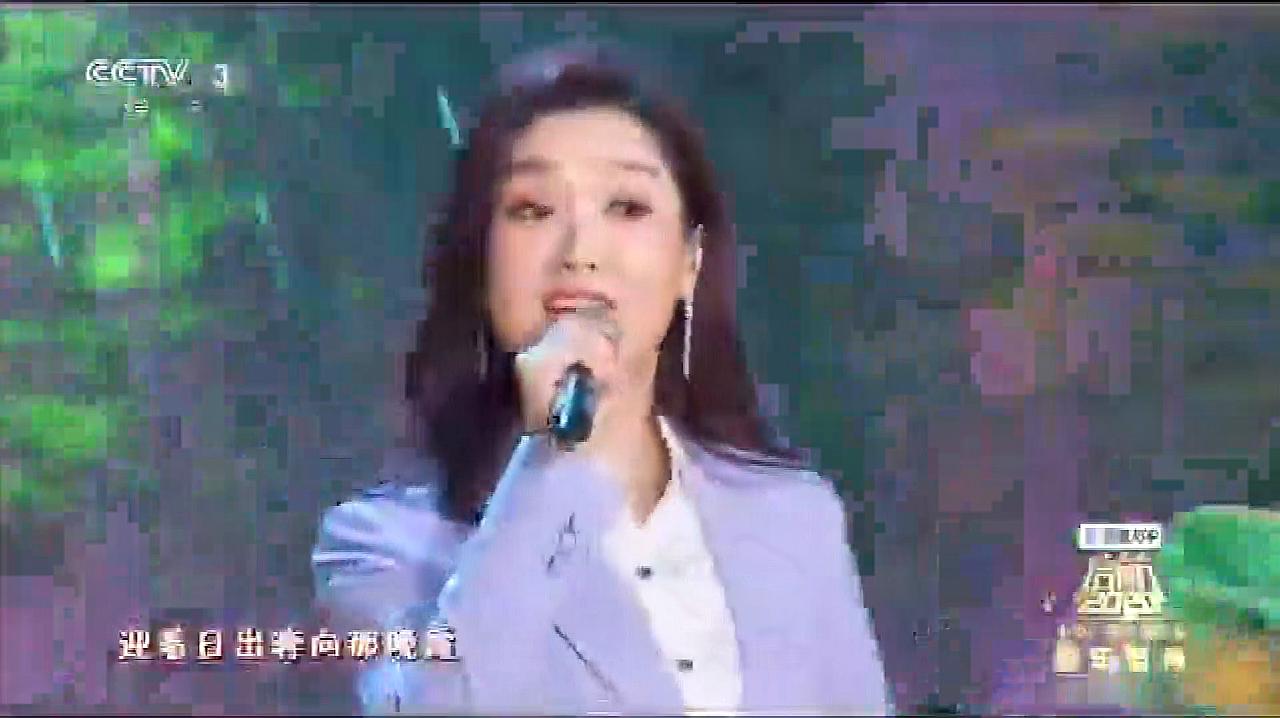 凤凰传奇演绎歌曲《感到幸福你就拍拍手》