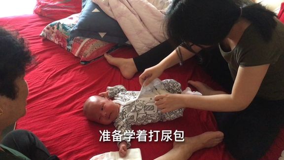 这个宝妈连打尿包都不会 这是为什么?