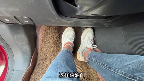 自动挡汽车如何避免油门当成刹车踩,一个驾驶习惯让你轻松应对