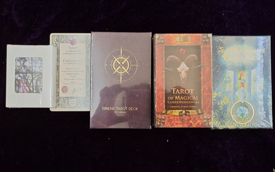 『塔罗牌开箱』又到了几副私人出版的塔罗牌神谕卡开箱