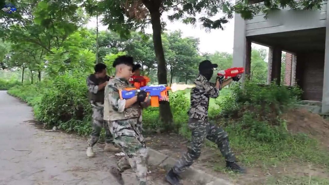 搞笑CS枪战-半路搏拦路虎,美女来救援