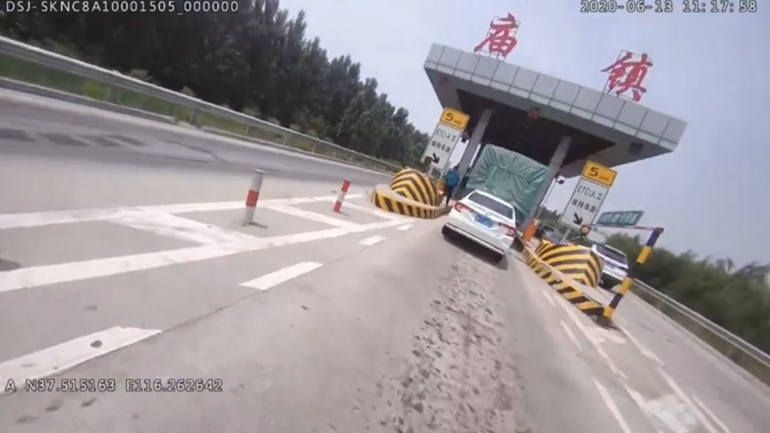 半挂车收费站倒车连撞后车,女司机哭了:撞了两下,倒车都倒不了