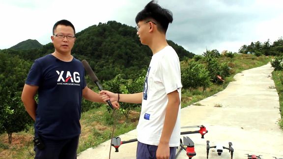 植保无人机现场演示,农民提高喷药施肥效率,现代农业大势所趋