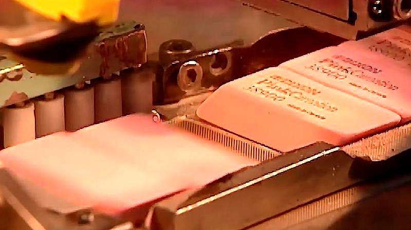 上学时期用的橡皮擦是怎样生产的?看完整个过程让我有点意外!