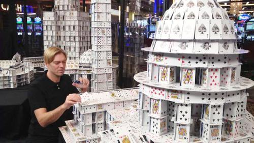 扑克牌还能这样玩?国外牛人耗时44天,搭建3座著名建筑物