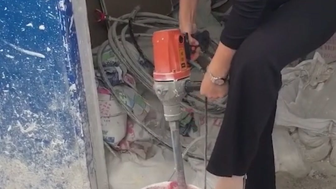 喷喷涂涂-女博士完成了喷涂全程!全自动腻子喷涂机!